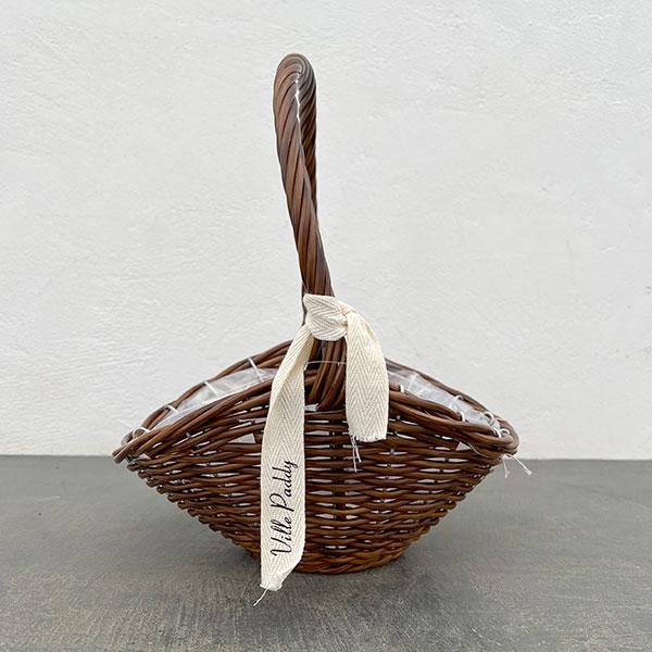 まるでナチュラル素材のラタンのように見える、PP製の丈夫なバスケットです。外見は自然素材そのものですが、水がかかっても腐ることなく、長期間美しい状態で利用できます。内側にビニールが付いているので鉢カバーとして使うほか、ビニールに穴を空けて土...