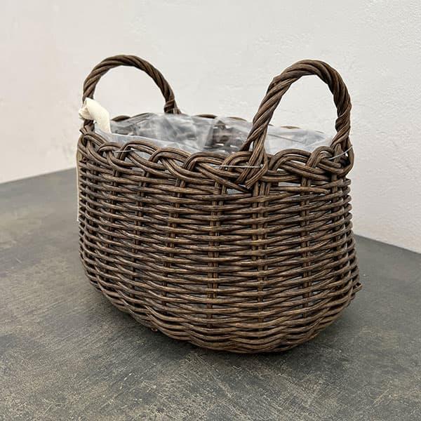 まるでナチュラル素材のラタンのように見える、PP製の丈夫なバスケットです。外見は自然素材そのものですが、水がかかっても腐ることなく、長期間美しい状態で利用できます。内側にビニールが付いているので鉢カバーとして使うほか、ビニールに穴を空けて土...