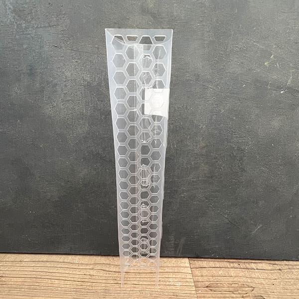 半円形の容器の中にミズゴケを詰めて使用する支柱です。ポトスなど気根を伸ばして登るタイプ、着生ランやシダ類の育成におすすめです。お届け後、画像のような支柱に組み立てて使用します。背面の差し込み部が3か所あるので、支柱の厚みを3段階変えることが...