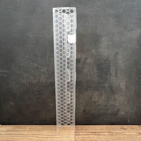 半円形の容器の中にミズゴケを詰めて使用する支柱です。ポトスなど気根を伸ばして登るタイプ、着生ランやシダ類の育成におすすめです。お届け後、画像のような支柱に組み立てて使用します。背面の差し込み部が3か所あるので、支柱の厚みを3段階変えることが...