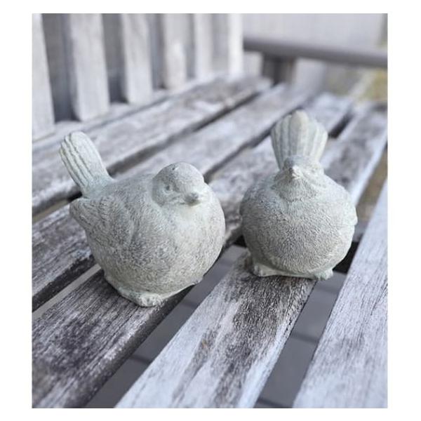 可愛い鳥のオーナメント。尾が閉じている姿と、尾が開いている姿の2点セットです。アンティーク感のある色合いと手のひらサイズがとても可愛らしいガーデンアクセサリーです。 ※詳しい商品説明は下のほうに記載があります