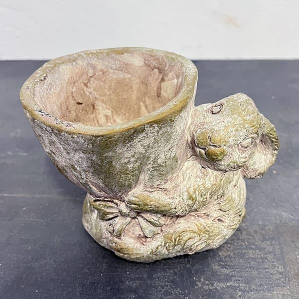 花束を持っているようなデザインが愛らしいうさぎのポットです。お庭や玄関先で癒しのアクセントとしても楽しめます。※詳しい商品説明は下のほうに記載があります