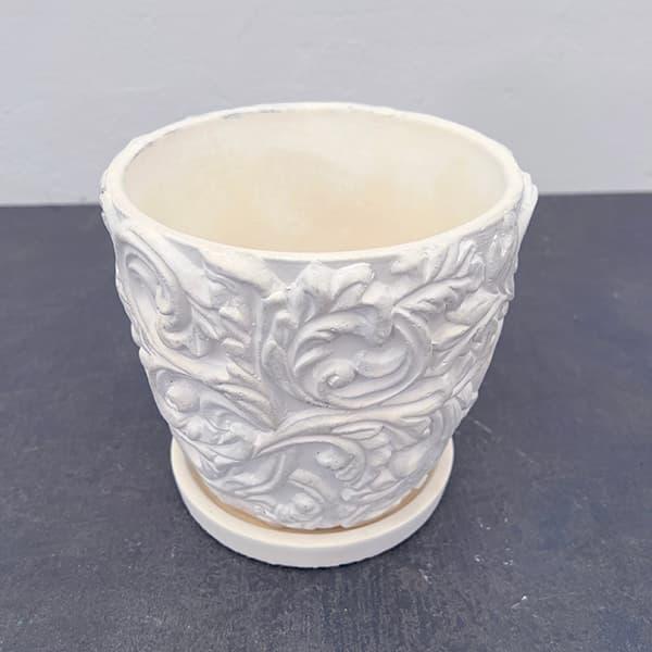 優雅なレリーフデザインが施されたホワイトヴィンテージ風ポット。清潔感のある白いカラーは、どんな草花とも相性が良く、特にアイビーやシルバーリーフ系の植物が映えます。※詳しい商品説明は下のほうに記載があります