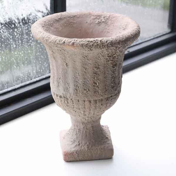 アンティークテイストのゴブレット型鉢です。厚みのあるざっくりとした質感で植物の美しさを引き立てます。※詳しい商品説明は下のほうに記載があります