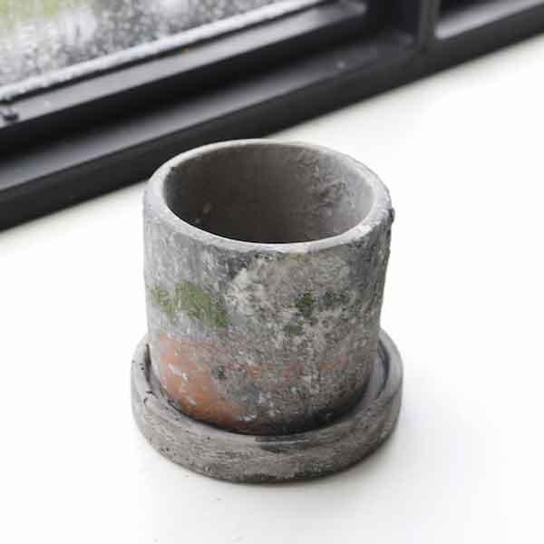 アンティークテイストの鉢です。厚みのあるざっくりとした質感で植物の美しさを引き立てます。ソーサー付き。インテリアでの観葉植物・多肉植物・コーデックスなどの栽培に適しています。※詳しい商品説明は下のほうに記載があります