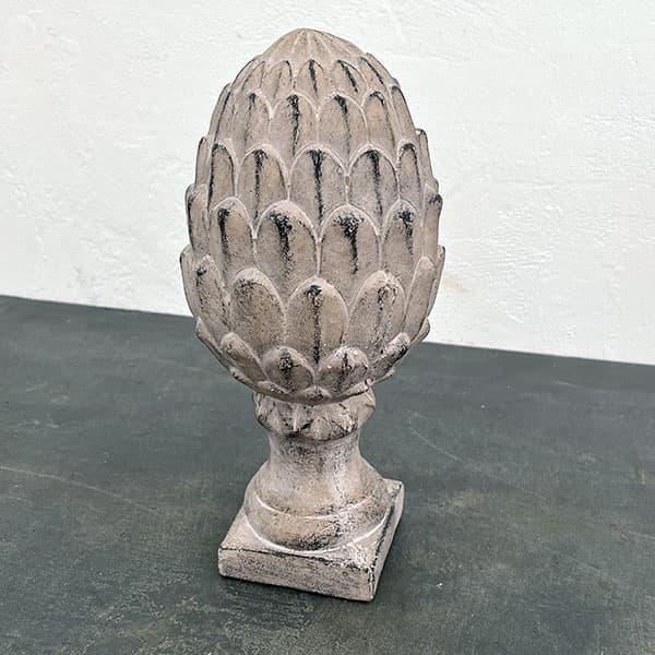 松ぼっくりのガーデンオーナメント・デコレーションに アンティークテイストの陶器製のコーンです。松ぼっくりの形を模したオーナメント。お庭のアクセサリーなどにご利用ください。※詳しい商品説明は下のほうに記載があります