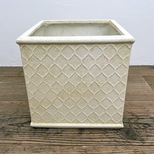 クラッシックな雰囲気でも新しい。柔らかな色調とさりげない網目模様が人気の鉢です。どんな場所にもフィットし、落ち着いた上質な雰囲気を醸し出します。草花や花木など様々な植物に乙井愛いただけます。樹脂とガラス繊維を混ぜたファイバーポット。薄く、超...