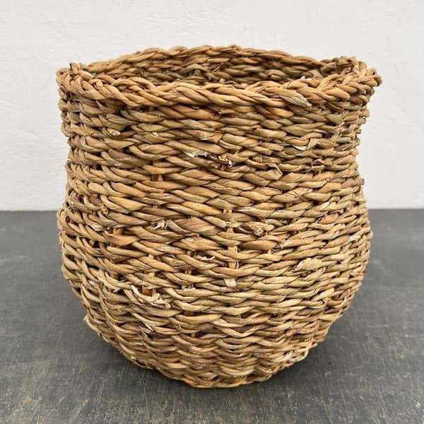 ホグラ草という素材で編まれた、ナチュラルな風合いが魅力の鉢カバー用バスケットです。無駄のないシンプルな作りが植物とよくなじみます。手編みのためサイズに個体差がありますが、手編みならではの温もりが感じられます。厚手のビニール内張りがあります。...