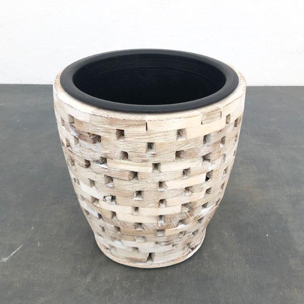 インテリア性の高い木製の鉢カバーです。木片をモザイク状に積み上げたようなデザインがとてもおしゃれ。色の濃淡や木目もさまざまで、ナチュラルな風合いです。天然木・リサイクルウッドを使用して、ハンドメイドで製造されています。プラスチック製の専用イ...