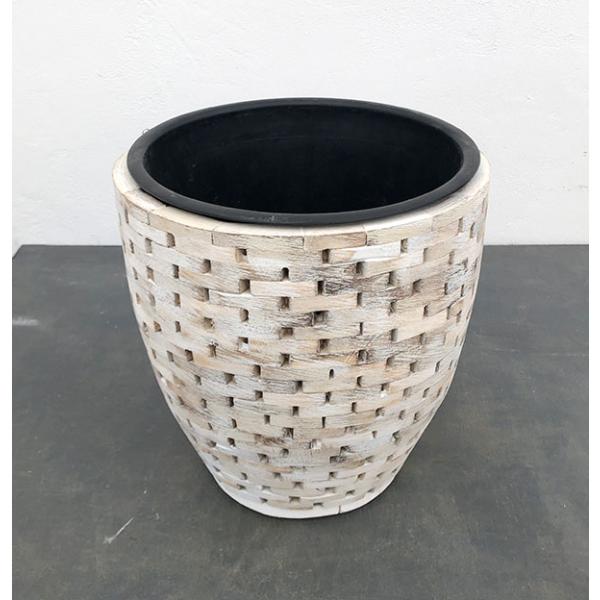 インテリア性の高い木製の鉢カバーです。木片をモザイク状に積み上げたようなデザインがとてもおしゃれ。色の濃淡や木目もさまざまで、ナチュラルな風合いです。天然木・リサイクルウッドを使用して、ハンドメイドで製造されています。プラスチック製の専用イ...