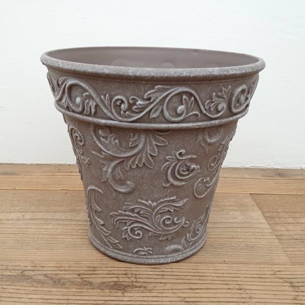 アラビア風の装飾模様が魅力的な植木鉢。樹脂製には見えないリアルな作りが人気のシリーズ。軽量で移動も簡単です。ガーデニング空間を華やかに演出してくれます。※詳しい商品説明は下のほうに記載があります