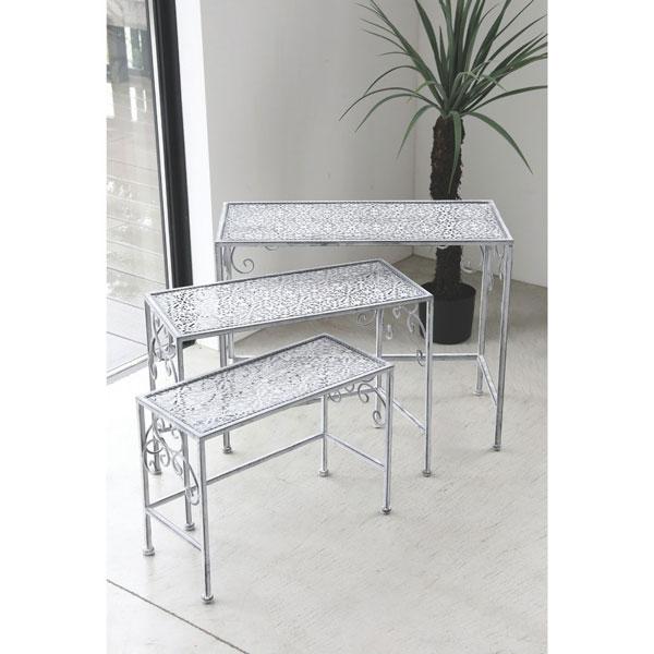 パンチングデザインが美しい、エレガントなフラワースタンド。繊細なアイアンの装飾が植物を引き立て、どんなカラーのお花とも相性抜群です。サイズ違いで揃えれば、高低差をつけたディスプレイが楽しめ、立体感のあるアレンジも可能。パンチング部分が通気性...