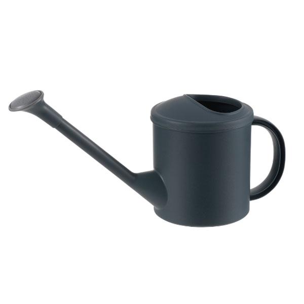 観葉植物や鉢花のお手入れに ボタニカルシーンに溶け込み、インドアでもアウトドアでも活躍する落ち着いた色合いのじょうろです。インテリアやお庭の景観に溶け込むシンプルで機能的なデザインです。水やりツールとしての機能もしっかり。種まき後や幼苗への...