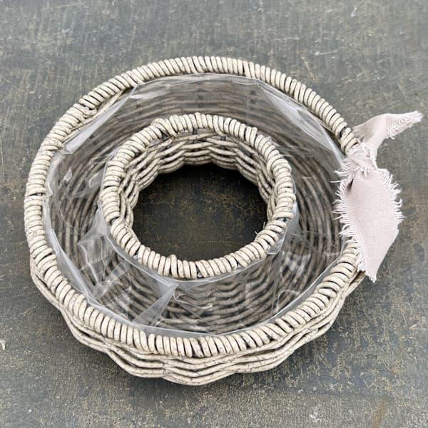 ナチュラルテイストのリング型バスケット。SDGsに配慮したペットボトルなどの廃棄プラスチックの原材料から作られています。アイアンの骨組みに再生プラを被せて編んでいるため、形も崩れにくくしっかり丈夫な作りになっています。内側に水漏れ防止のライ...