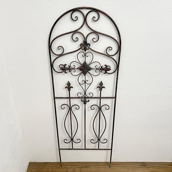 Yinfaのクラシックテイストのアイアントレリスです。ガーデンやプランターへ挿し込んでお使いいただけます。※詳しい商品説明は下のほうに記載があります