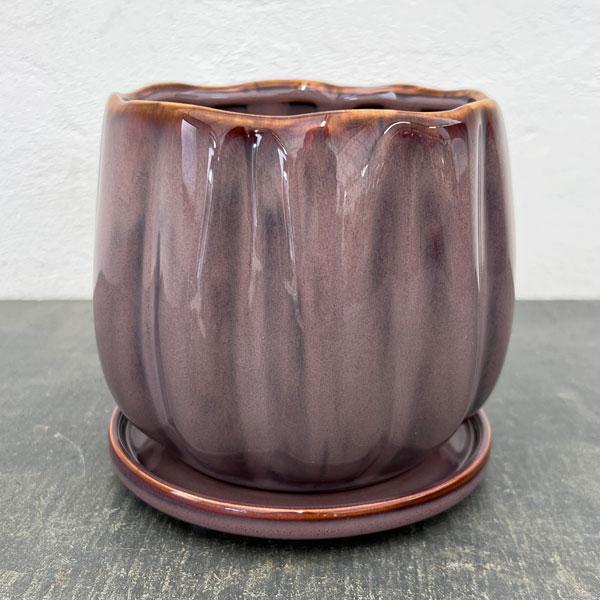 チューリップのような造形が柔らかな印象の陶器鉢。艶のある釉薬のニュアンスカラーや凹凸感も美しいです。インテリアライクな光沢感をお楽しみください。揃いの受け皿付き。※詳しい商品説明は下のほうに記載があります