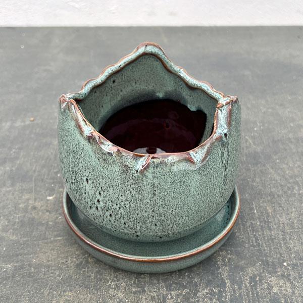 シックな青銅色の陶器鉢です。卵の殻のようなユニークな造形が面白く、インテリア性抜群です。お気に入りの植物を植えてお楽しみください。※詳しい商品説明は下のほうに記載があります