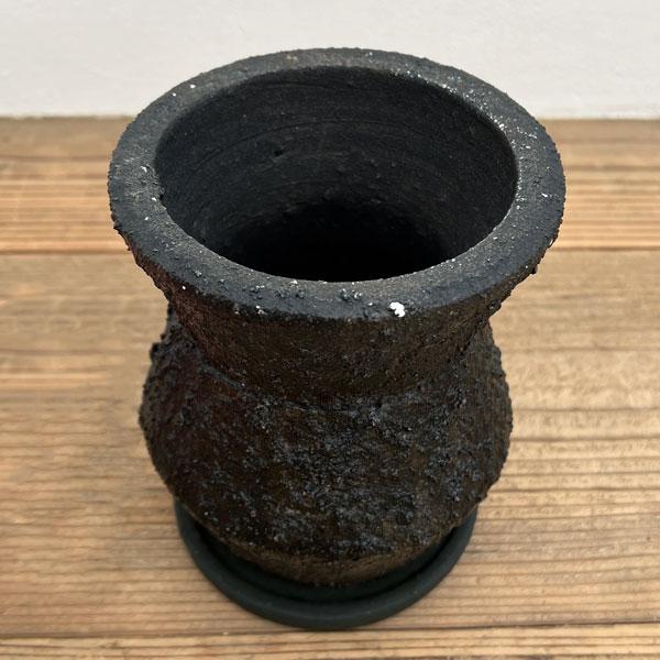 ブラックカラーの濃淡と、ざらりとした質感が印象的な陶器鉢。重厚感と高級感が感じられます。背丈高めの鉢なので、多肉植物を植え込んだり、つる性の植物を垂らしたりするのも素敵です。お気に入りの植物を植えてお楽しみください。※詳しい商品説明は下のほ...