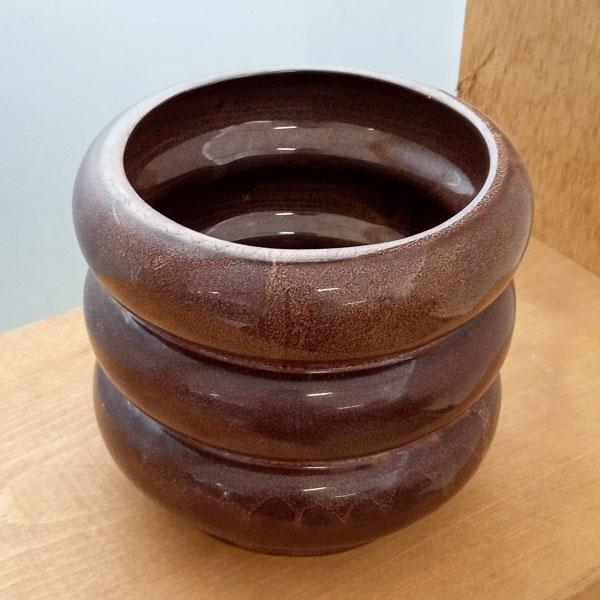 ベルギー・アントワープ発のインテリアブランド・SERAX社がデザインした、セラミック製の鉢カバーです。シンプルながらも創造的なフォルムで、艶のある釉薬の発色も美しいです。植物を入れるだけで、味わいのあるデコレーションになります。底穴はないの...