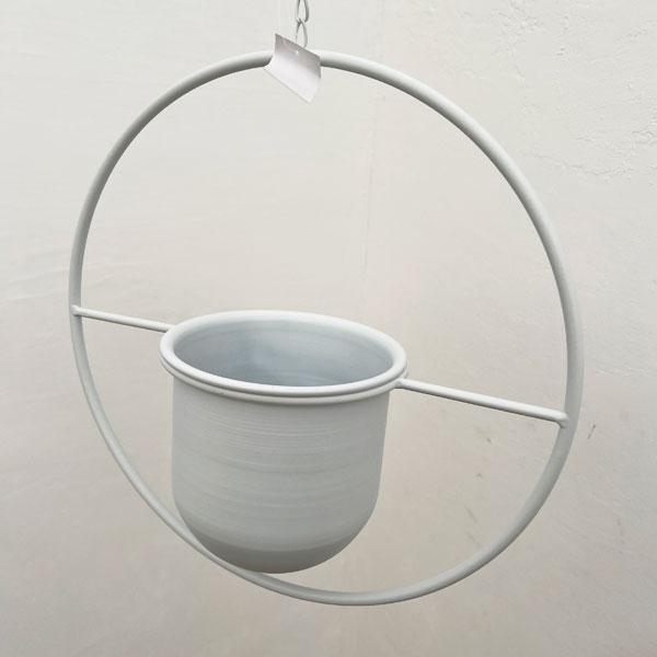 4号用鉢カバー 5号用鉢カバー シンプルながらもデザイン性の高い、モダンなスチール製のハンギングポットです。丸窓のようなサークルが可愛らしく、インテリアにもぴったり。観葉植物や垂れさがる植物、ドライフラワーなどにもおすすめです。ポットは取り...