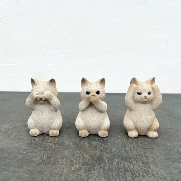 ポリレジンの小さな子猫のオブジェ。「見ざる、聞かざる、言わざる」の「見ざる」のポーズです。※詳しい商品説明は下のほうに記載があります