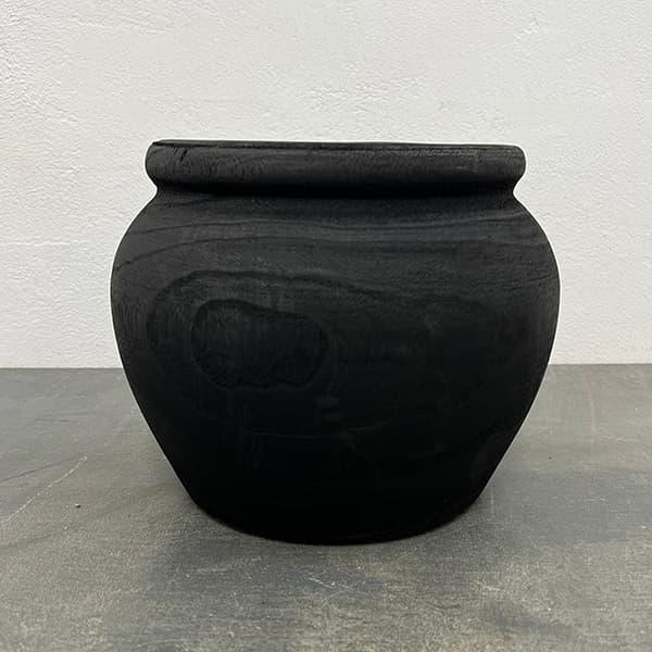 ナチュラルテイストの木製鉢。観葉植物の鉢カバーとして屋内でご利用ください。どこか民芸品のような素朴なテイストのある桐製のポットです。底穴は無く、内側にはビニールのインナーがついています。※詳しい商品説明は下のほうに記載があります