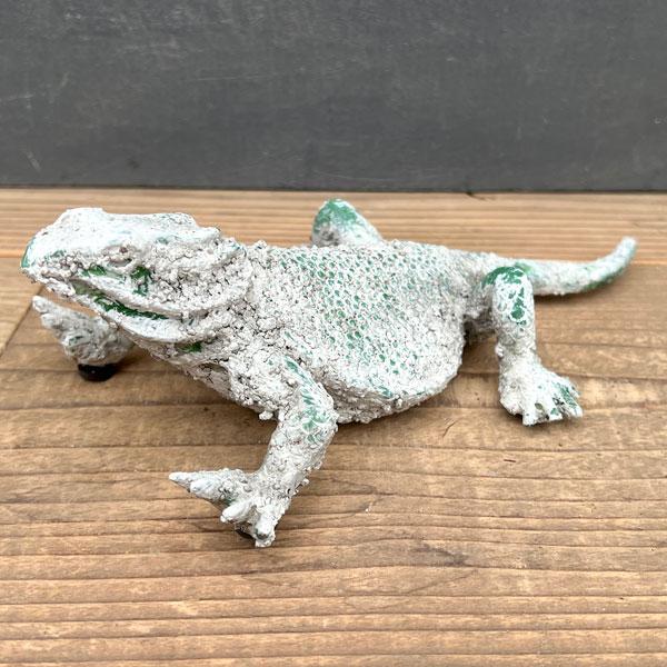 今にも動きだしそうなトカゲの置物です。お庭やお部屋のアクセントに。※詳しい商品説明は下のほうに記載があります