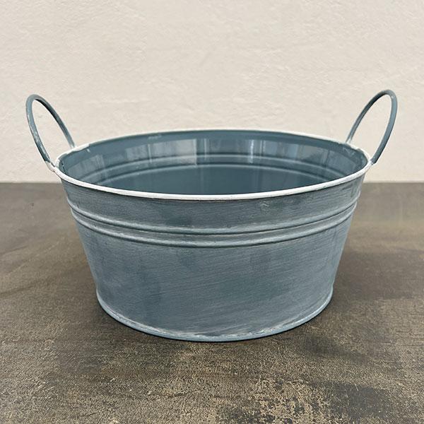 クレールポットのラウンドシリーズは、丸みを帯びたやさしいフォルムと、落ち着いたブルーグレーの色合いが魅力のブリキ製プランターです。やわらかな風合いにほんのりとした光沢感が加わり、どんなインテリアにもすっと馴染みます。シンプルながら存在感があ...