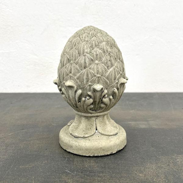 アンティーク風のアーティチョークのオブジェです。セメント製でしっかりとしてた存在感があります。お部屋やお庭のアクセサリーなどにどうぞ！※詳しい商品説明は下のほうに記載があります