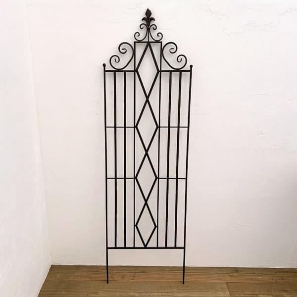 アラベスク模様が美しいトレリス。幅もたっぷりありますので、ボリュームのある植物にぴったりです。何枚かを並べて花壇に差込み、フェンス代わりにするのもすてき。※詳しい商品説明は下のほうに記載があります