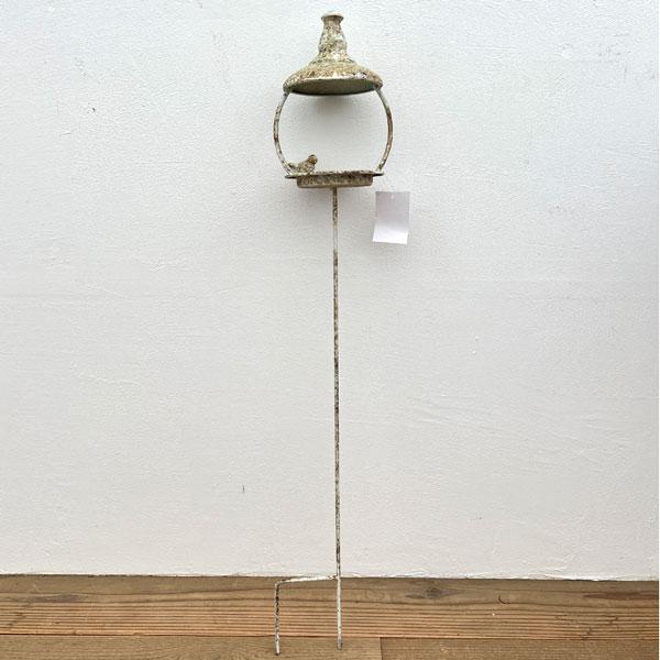 ★入荷から日数が経ったためセール価格となりました。★花壇の土やプランターへ挿し込んでお使いいただける小型のガーデンピックです。ヘッド部分はバードバスのように受け皿場になっています。小さな植物を飾ったり、キャンドルライトを起き光の演出をするこ...