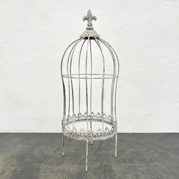 ★入荷から日数が経ったためセール価格となりました。★鳥かご型の優雅なワイヤアクセサリーです。丸い鉢やプランターへ挿し込んで、お花のデコレーションにご利用ください。アンティーク仕上げの塗装です。※詳しい商品説明は下のほうに記載があります
