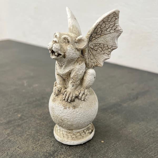 レジン製のガーゴイルのオーナメントです。レジン製とは思えないリアルで精巧な作りです。小さめなサイズなので、インパクトが強すぎずさりげないお庭のアクセントとなるでしょう。※詳しい商品説明は下のほうに記載があります