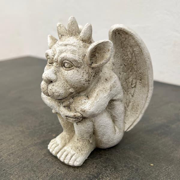 レジン製のガーゴイルのオーナメントです。レジン製とは思えないリアルで精巧な作りです。小さめなサイズなので、インパクトが強すぎずさりげないお庭のアクセントとなるでしょう。※詳しい商品説明は下のほうに記載があります