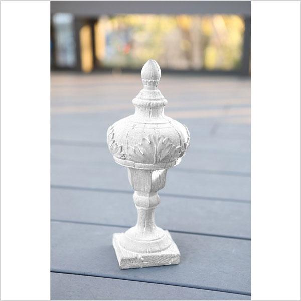 すっと伸びたフォルムに立体的な葉の装飾をあしらった、クラシカルな佇まいのオブジェ。白みがかった風合いと素朴な質感が、上品ながらも親しみやすい印象を演出します。ひとつ飾るだけで空間に奥行きと静けさをもたらし、玄関や棚上、植物とのディスプレイに...