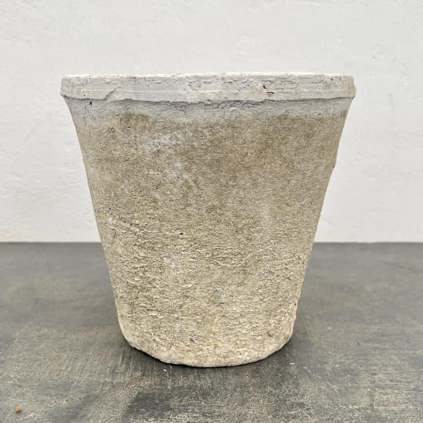 「モスポット」は石膏型の代わりに麻の袋を使い形成されたジャンクスタイルの鉢。自然乾燥させてからラフに野焼きするので、焦げや麻生地の織り目、シワ、キレやカケ、歪みなどが個性となる鉢です。ラスティック（ひなびた、素朴な）という形容詞がぴったり。...