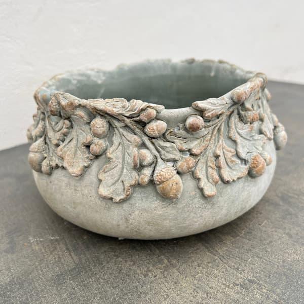 どんぐりのモチーフが秋を感じる、アンティークテイストのセメント鉢です。※詳しい商品説明は下のほうに記載があります