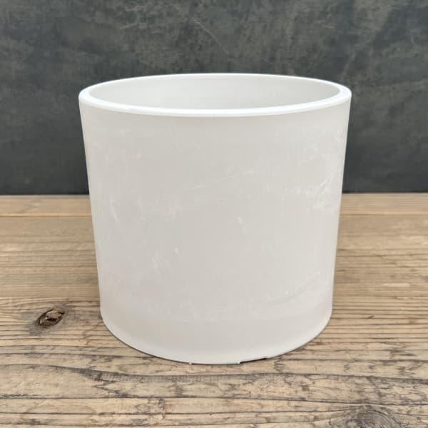 厚みのある樹脂製ポットシリーズです。プラスチックとウッドパウダー（材木粉）、土を練り合わせて作られた素材なので、マットな色合いと落ち着いた質感です。鉢底穴がないので、多肉植物や草花の鉢カバーにぴったり。また、底穴はドリル等で簡単に開けられる...
