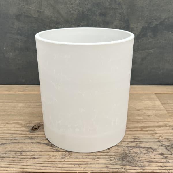 厚みのある樹脂製ポットシリーズです。プラスチックとウッドパウダー（材木粉）、土を練り合わせて作られた素材なので、マットな色合いと落ち着いた質感です。鉢底穴がないので、多肉植物や草花の鉢カバーにぴったり。また、底穴はドリル等で簡単に開けられる...