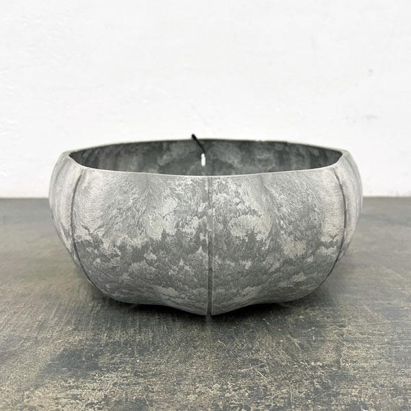 光と風が通う、美と機能を兼ね備えたアートな鉢「Senシリーズ」が誕生しました。従来のスリット効果を備えつつ、上質なデザイン性を兼ね備え、そのままインテリアとしても飾ってもフィットするスマートな植木鉢です。※詳しい商品説明は下のほうに記載があります