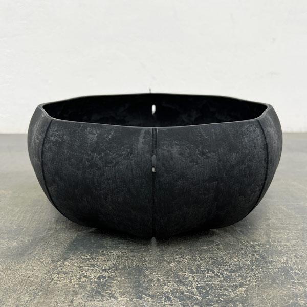 光と風が通う、美と機能を兼ね備えたアートな鉢「Senシリーズ」が誕生しました。従来のスリット効果を備えつつ、上質なデザイン性を兼ね備え、そのままインテリアとしても飾ってもフィットするスマートな植木鉢です。※詳しい商品説明は下のほうに記載があります