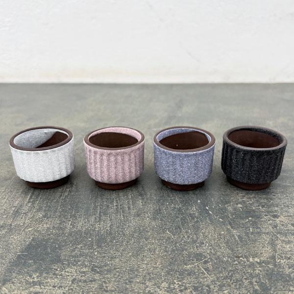 ミニ盆栽・多肉植物・塊根植物の植え込みに 和風テイストの超小型鉢。ザラリとした質感の釉薬で覆われている美しい仕上がりです。柔らかな色合いとフォルムがインテリアグリーンを彩ります。デスクやちょっとした窓辺に置く可愛いミニサイズの植物にぴったり...