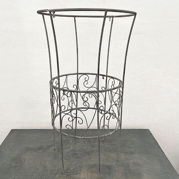 ガーデンアクセサリー 円形のガーデントレリスです。倒れやすい植物の支柱や、横に広がリすぎるのを止める用途に最適で、ガーデンアクセサリーにもなります。土中に足を差し込むだけで手軽に設置できます。安定感があり、植物を立体的の装飾できる便利なアイ...