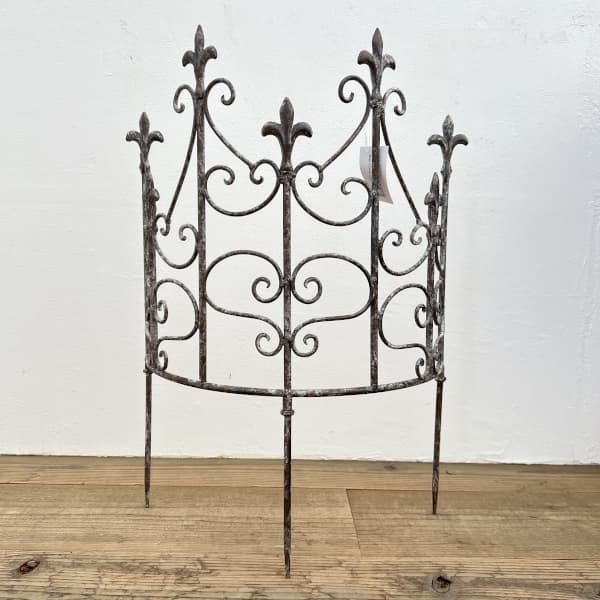 植物用支柱 ガーデンアクセサリー 半円形のガーデントレリスです。倒れやすい植物の支柱や、横に広がリすぎるのを止める用途に最適で、ガーデンアクセサリーにもなります。土中に足を差し込むだけで手軽に設置できます。安定感があり、植物を立体的の装飾で...