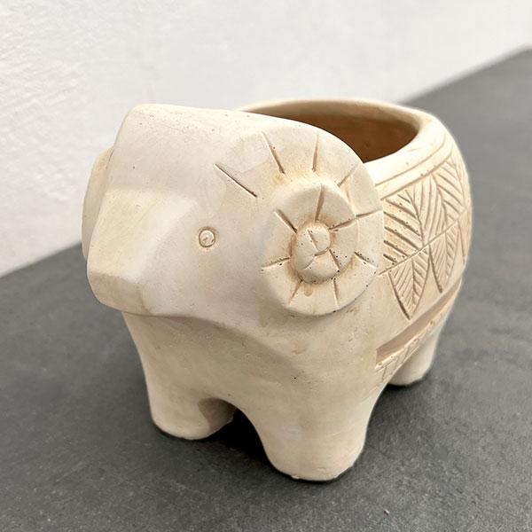 羊を模したアフリカンテイストの鉢です。多肉植物や観葉、花鉢などに合わせてお楽しみください。※詳しい商品説明は下のほうに記載があります