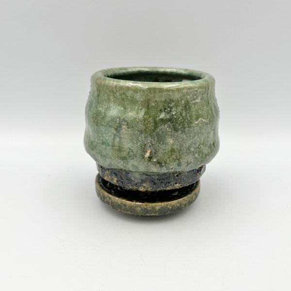 釉薬の質感が美しい受け皿付きの鉢です。和風なデザインが多くの植物とマッチします。※詳しい商品説明は下のほうに記載があります