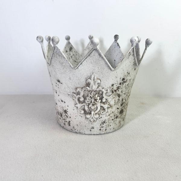 アンティーク加工により使い込まれたようでもどこか上品な風合いが印象的なクラウン型のポットです。お庭に素朴でエレガントなアクセントを加えてくれます。※詳しい商品説明は下のほうに記載があります