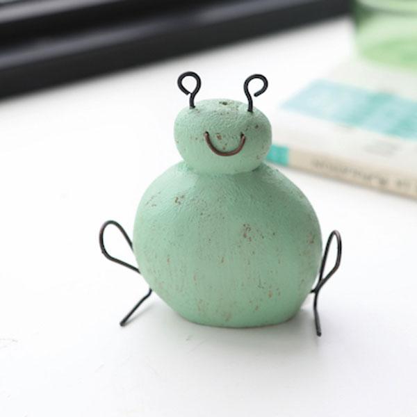お部屋に癒しとほんのりとした遊び心を添えてくれる、可愛らしいカエルのオブジェ。丸みを帯びたぽってりとしたフォルムに、優しいミントグリーンのペイント。シャビーシックな塗装がどこかノスタルジックな雰囲気に。にっこりとした笑顔と、ちょこんと飛び出...