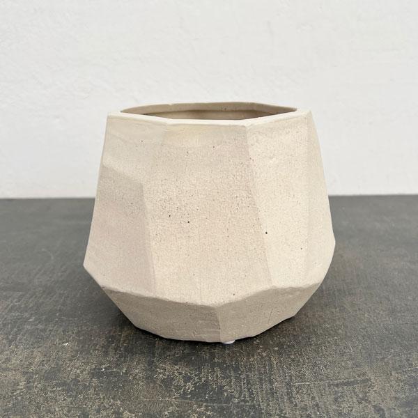 モダンなデザインのセラミック製鉢カバーです。石の塊を削り出したような、落ち着いた多面体デザイン。直線的なフォルムでありながら、淡い色合いとマットな質感により、冷たさを感じさせません。グリーンをすっきりと引き締め、洗練された印象に仕上げてくれ...