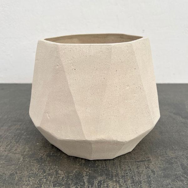 モダンなデザインのセラミック製鉢カバーです。石の塊を削り出したような、落ち着いた多面体デザイン。直線的なフォルムでありながら、淡い色合いとマットな質感により、冷たさを感じさせません。グリーンをすっきりと引き締め、洗練された印象に仕上げてくれ...